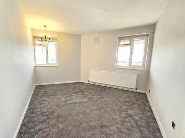 3 bedroom flat for rent in South Lodge Avenue, Mitcham, Greate.