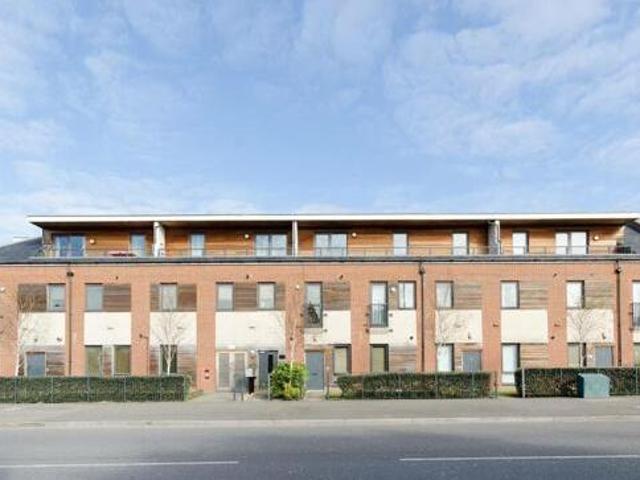 3 Bedroom Flat For Rent In South Ruislip