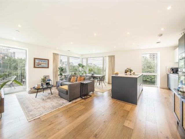 3 bedroom flat for rent in Southern Way, Greenwich, SE10