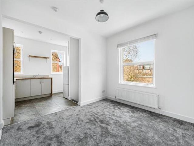 3 bedroom flat for rent in Southfield Road, London, W4