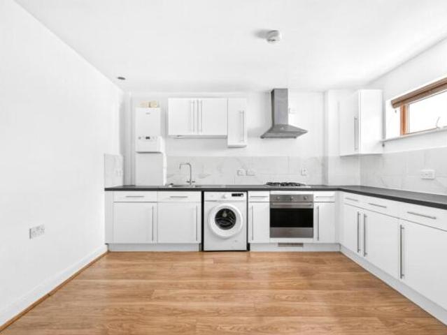 3 bedroom flat for rent in Southgate Road, Canonbury, N1