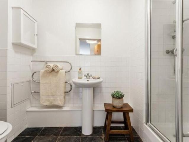 3 bedroom flat for rent in Southgate Road, London, N1