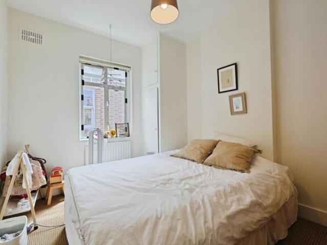 3 bedroom flat for rent in Swaby Road, London, SW18