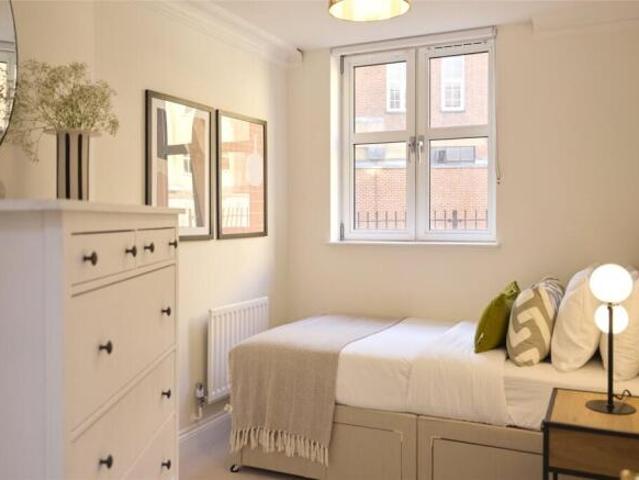 3 bedroom flat for rent in Swan Street, London, SE1