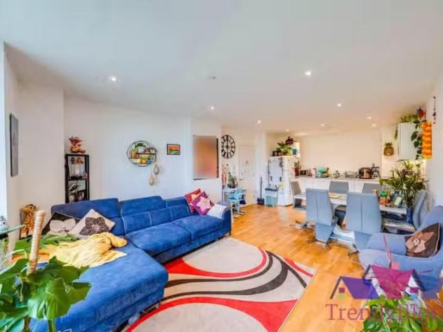 3 bedroom flat for rent in St. Marks Square, Bromley, London.