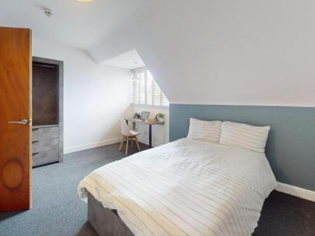 3 bedroom flat for rent in St Michaels Crescent, Leeds, LS6