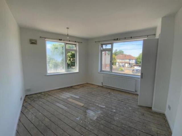 3 bedroom flat for rent in Stockingstone Road, Luton, LU2