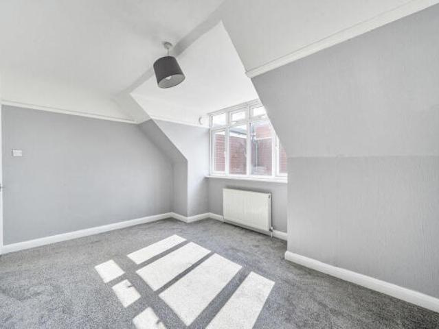 3 bedroom flat for rent in Stonecot Hill, Sutton, SM3