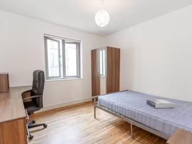 3 bedroom flat for rent in Station Road, BS6