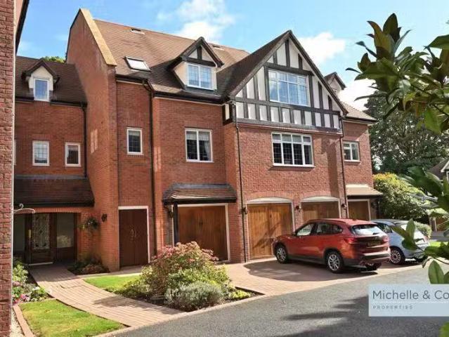 3 bedroom flat for rent in Station Road, Knowle, B93