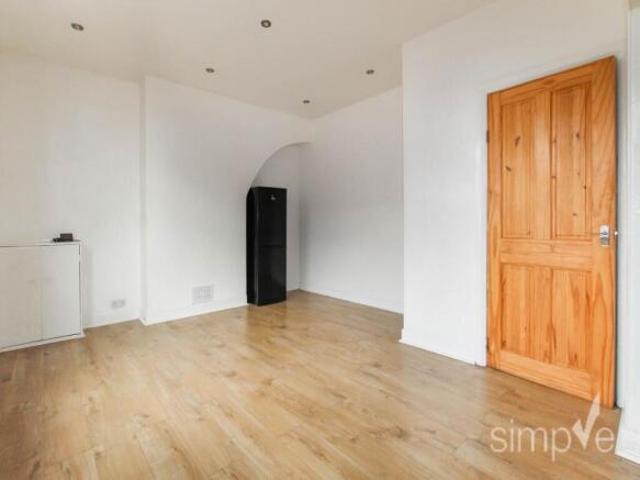 3 bedroom flat for rent in Station Road, Hayes, Middlesex, UB3