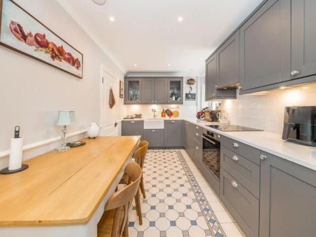 3 bedroom flat for rent in Stanford Road, Kensington, W8