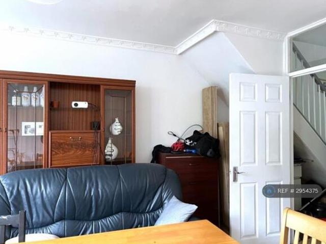 3 bedroom flat for rent in Stanhope Street, London, NW1