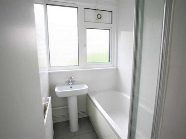 3 bedroom flat for rent in Stanswood Gardens, London, SE5
