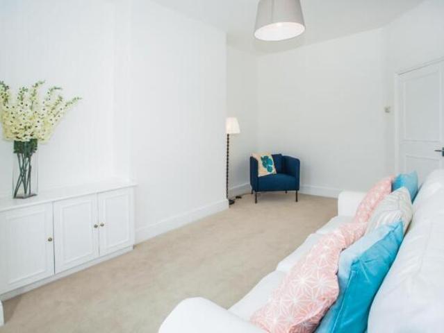 3 bedroom flat for rent in Starfield Road, Shepherds Bush, W12