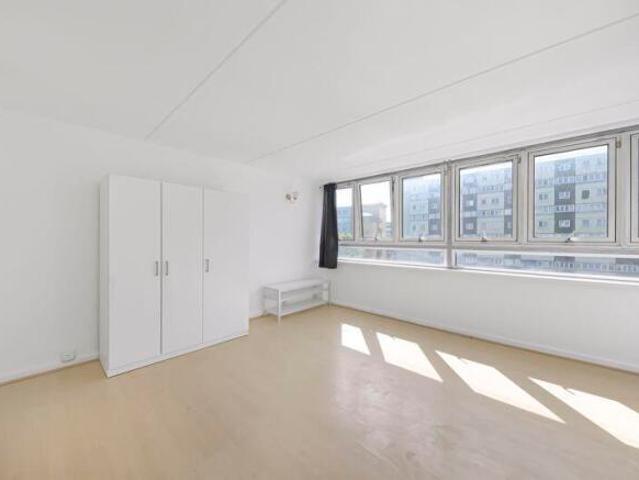 3 bedroom flat for rent in Strasburg Road, London, SW11