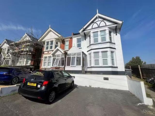 3 bedroom flat for rent in Student Three Double Bedroom, South.
