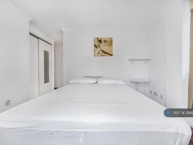 3 bedroom flat for rent in Sullivan Court, London, SW5