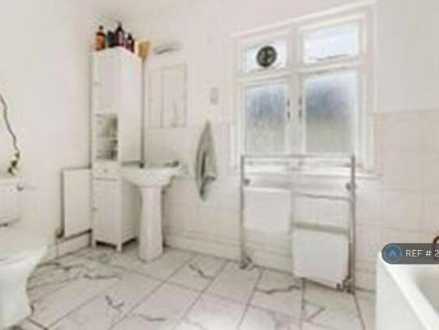 3 bedroom flat for rent in Sussex Gardens, London, W2