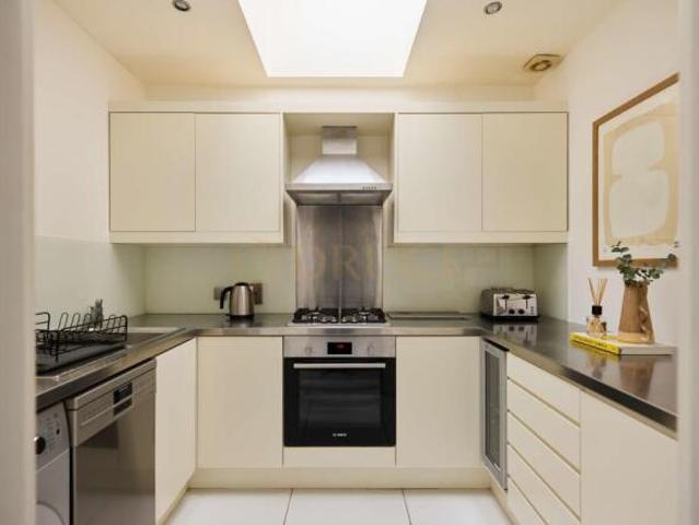 3 bedroom flat for rent in Sutherland Avenue, W9