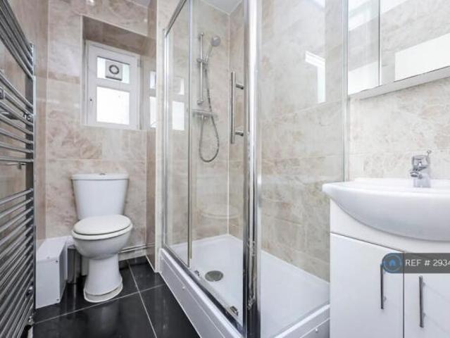 3 bedroom flat for rent in Sylvia Court, London, N1
