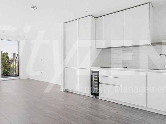 3 bedroom flat in Wembley