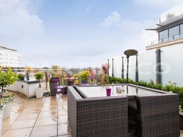 3 bedroom flat in Brentford