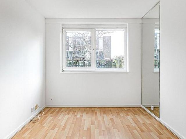 3 bedroom flat in Brentford