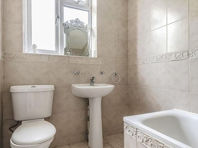 3 bedroom flat in Edgware