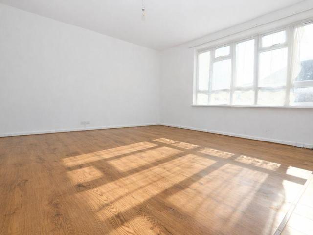 3 bedroom flat in Enfield EN3 3 bed flat to rent £1,950 pcm £450 pw