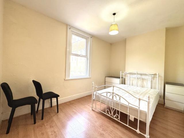 3 bedroom flat in Finchley Central N3