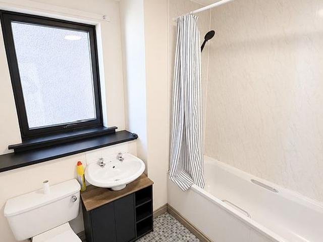3 bedroom flat in Glasgow
