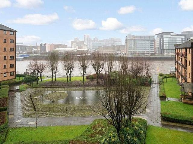 3 bedroom flat in Glasgow