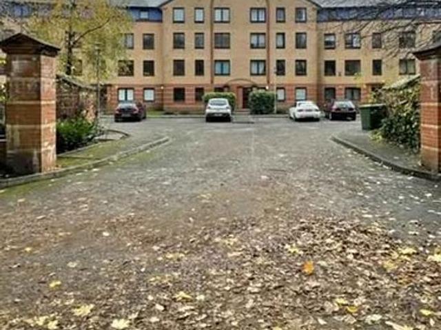 3 bedroom flat in Glasgow