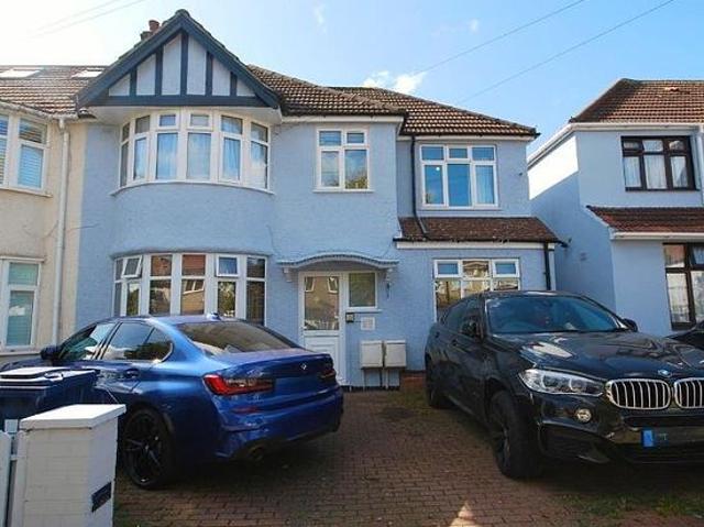 3 bedroom flat in Greenford