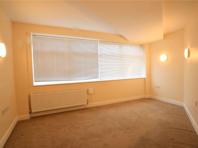 3 bedroom Flat in Hale Way, Camberley