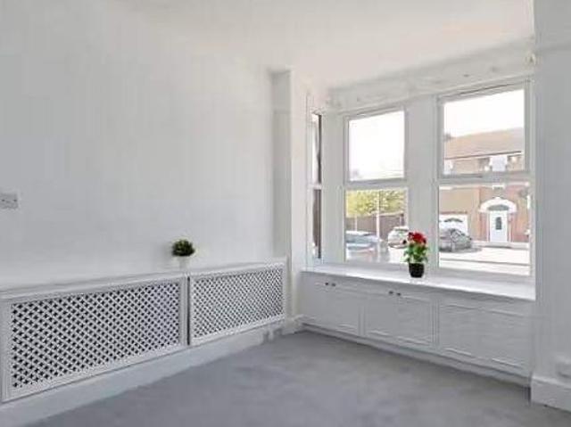 3 bedroom flat in Ilford