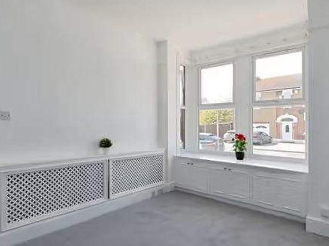 3 bedroom flat in Ilford