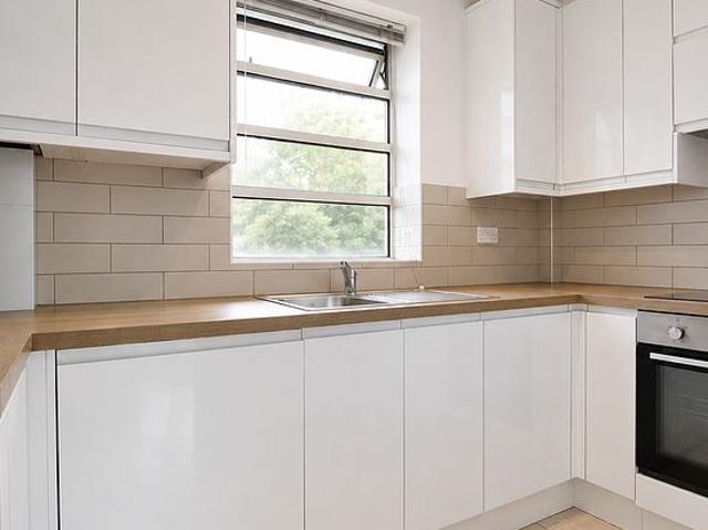 3 bedroom flat in Isleworth