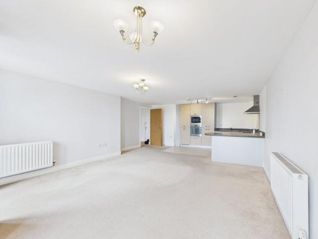 3 bedroom Flat in Kingsquarter, Maidenhead