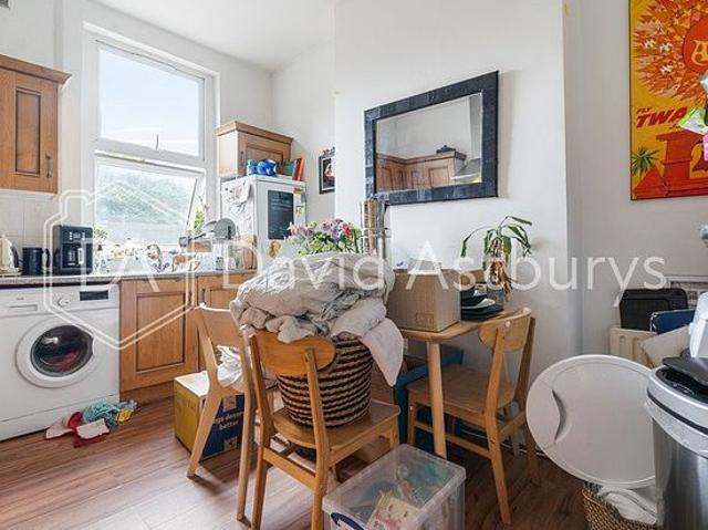 3 bedroom flat in London