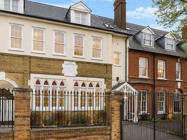 3 bedroom flat in London