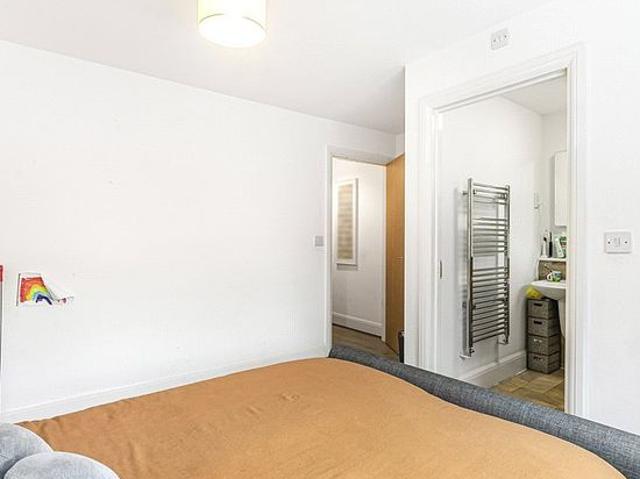 3 bedroom flat in London