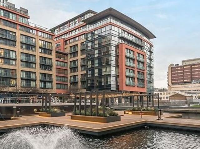 3 bedroom flat in London