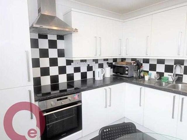 3 bedroom flat in London