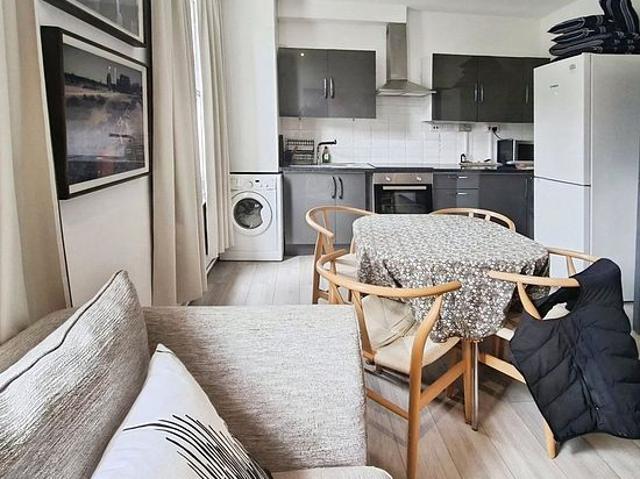 3 bedroom flat in London