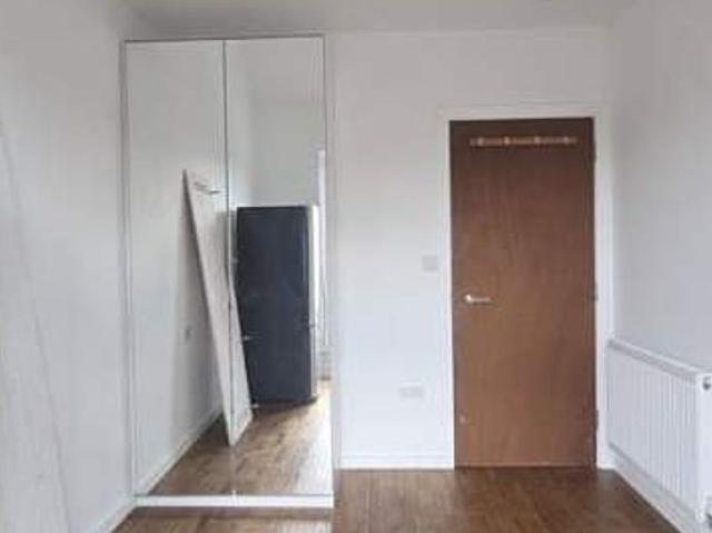 3 bedroom flat in London