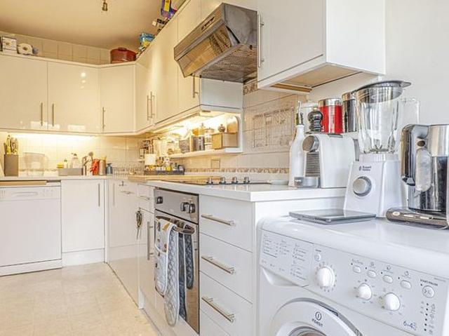 3 bedroom flat in London