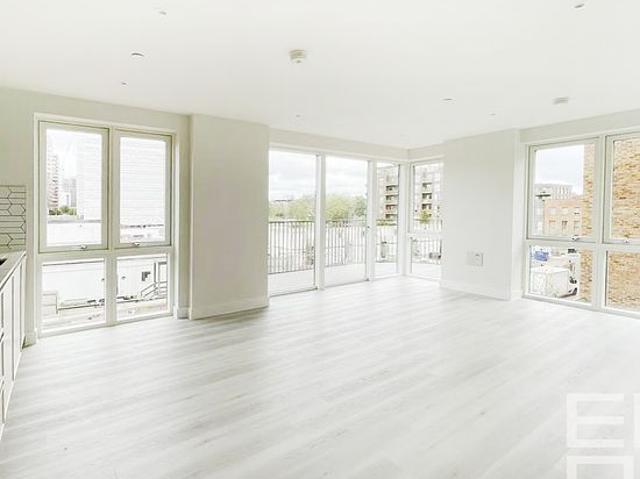 3 bedroom flat in London