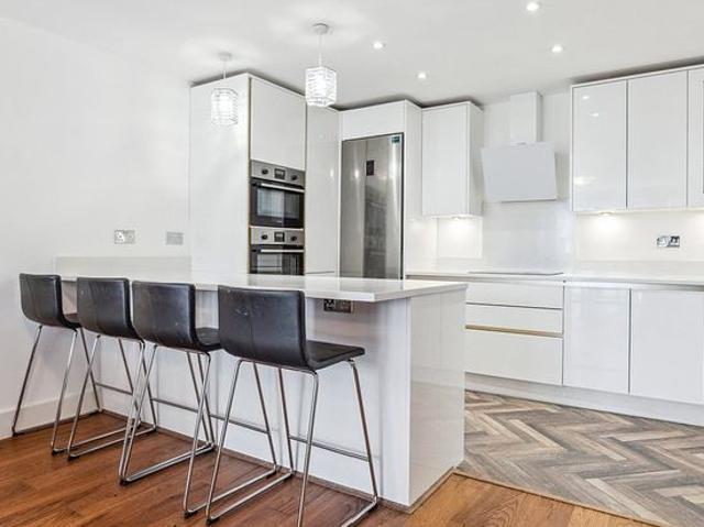 3 bedroom flat in London